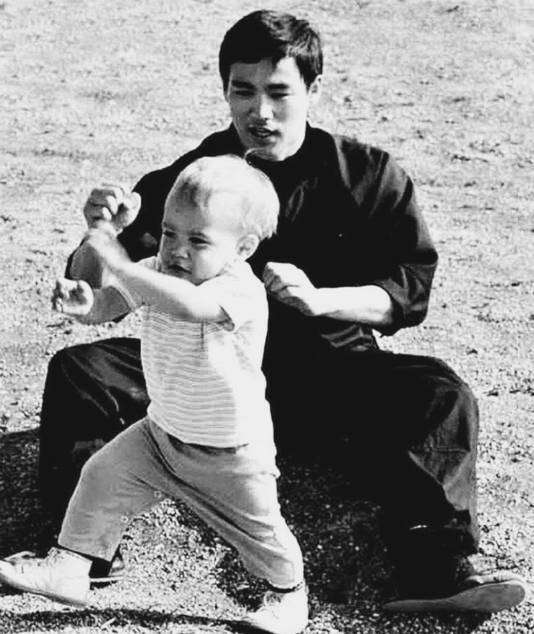 해연갤 - 이소룡 아들 볼 때마다 아빠랑 별로 안 닮았다고 생각했는데