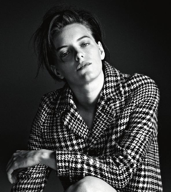 해연갤 - 남모델들과 함께 남성 정장 화보 찍었던 에리카 린더